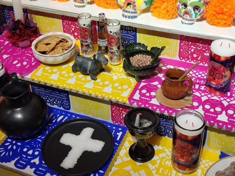 Descubre el simbolismo del Altar de Muertos mexicano • Rutaenfamilia.com